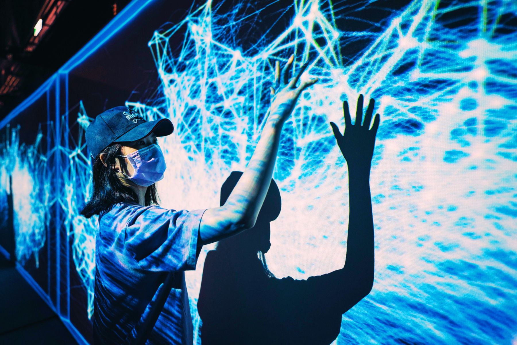 台灣設計展前哨強檔「DigiWave」起跑，高雄港棧庫群變身全台最大科幻密室 - VERSE