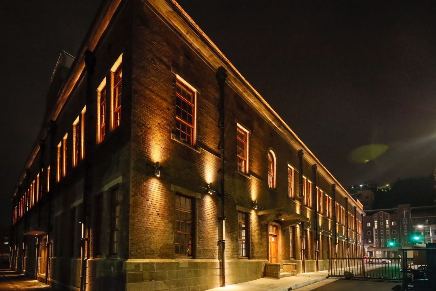 以光，連結詩意：專訪光拓彩通照明創辦人孫啟能 - VERSE