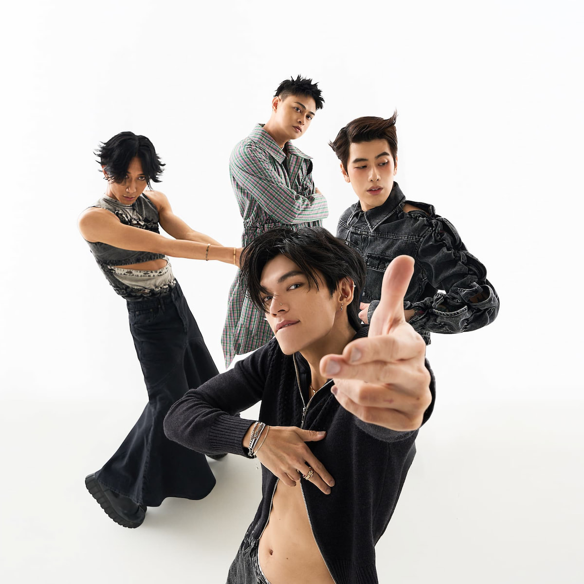 最紅新加坡樂團brb.與台灣R&B歌手KIRE合作推出首支雙語單曲〈sharp knife〉 - VERSE